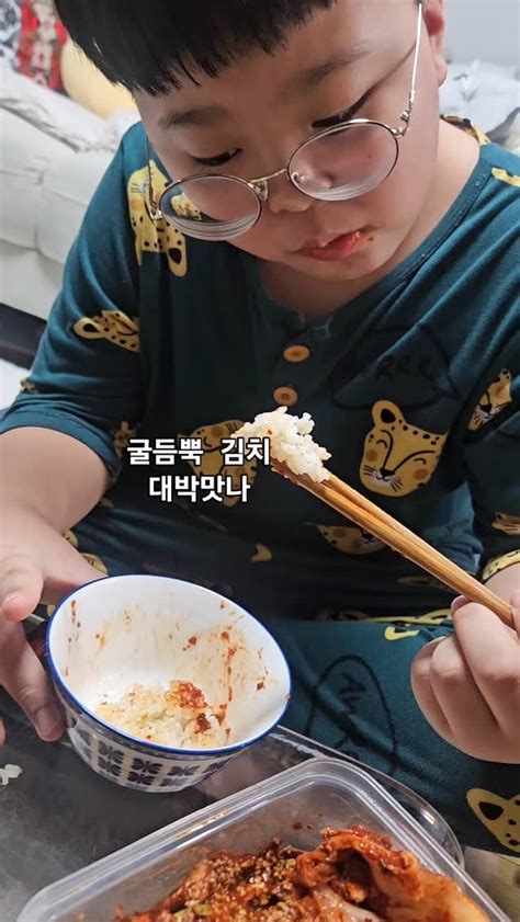 강성숙 막담은김치에 굴 까지 듬뿍 으윽 오늘 배터지게 먹기 ㅋㅋㅋ 김장김치에 굴 넣어서 흰밥에 으윽 쓰러진다 즐주보내기