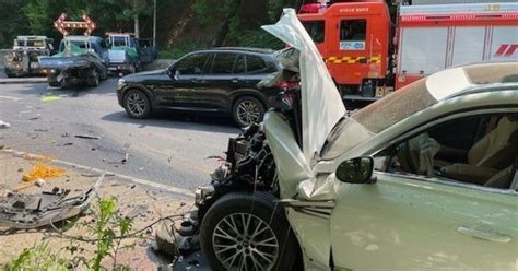 분당~내곡 고속화도로서 Suv가 도색작업 화물차 쾅4명 부상