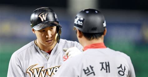 포토 김동엽 9회 달아나는 1타점 적시타