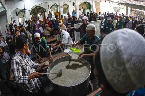 TRADISI BUBUR SAMIN DI SOLO ANTARA Foto