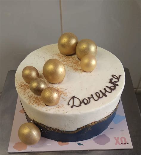 Заказной торт с шоколадными шарами Декоративные тортики Торт Королевские свадебные платья