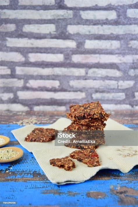 피망 햇볕에 말린 토마토 해바라기 씨 참깨 대마 씨 및 아마 씨앗으로 만든 수제 씨앗 크래커 0명에 대한 스톡 사진 및 기타
