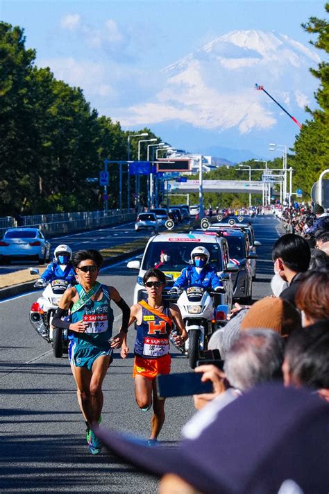 ＜第99回箱根駅伝復路＞富士山を背に力走する8区の青学大・田中（左）と法大・宗像（撮影・会津 智海） ― スポニチ Sponichi