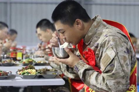 东部战区空军春季入伍新兵前来报到！军事频道中华网