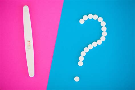 임신 계획 Concep입니다 2 개의 줄무늬와 파란색 배경에 피임약 긍정적인 임신 테스트 가능성에 대한 스톡 사진 및 기타