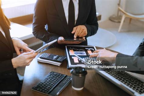 비즈니스 팀 회의 Present재무 관리자와 함께 일하는 전문 투자자 작업 노트북 스마트 폰 및 디지털 태블릿과 함께 계약서에 대한 스톡 사진 및 기타 이미지 Istock