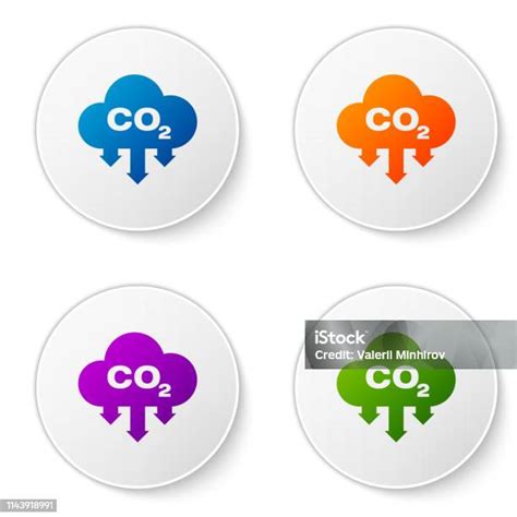 흰색 배경에 고립 된 구름 아이콘의 색상 Co2 배출량 이산화탄소 수식 기호 스모그 오염 개념 환경 개념입니다 원 버튼의 색상