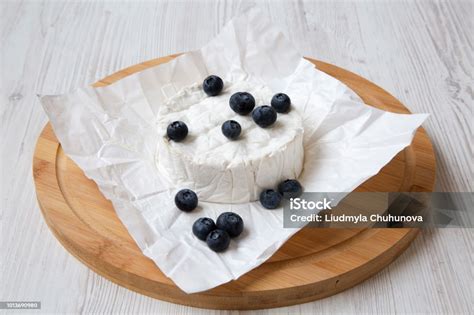 카망베르 치즈 대나무에 종이에 흰색 나무 테이블 낮은 각도 보드 와인에 대 한 음식입니다 건강한 생활방식에 대한 스톡 사진 및