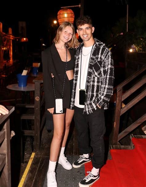 צפו אלה לי והחברה גונבות את ההצגה