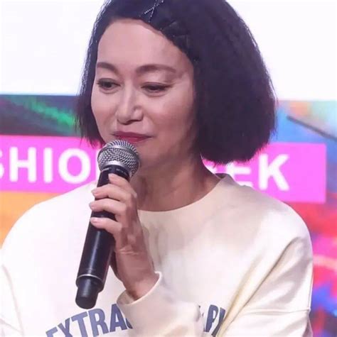 惠英红走完秀后台被采，接受容颜衰老不修图，穿短裤真实不装！生活