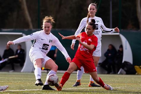 Sarah Boudaoud passements de jambes à lAssemblée nationale