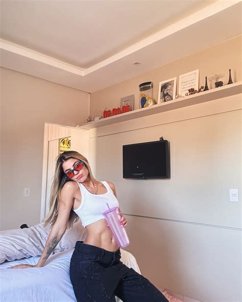 Hariany Almeida exibe abdômen trincado e ganha elogios preciosa GQ