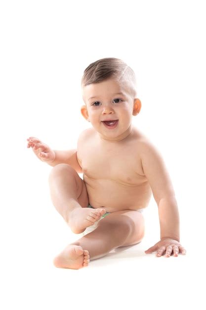 Criança engraçada bebê criança nua na fralda isolada em um fundo branco Foto Premium