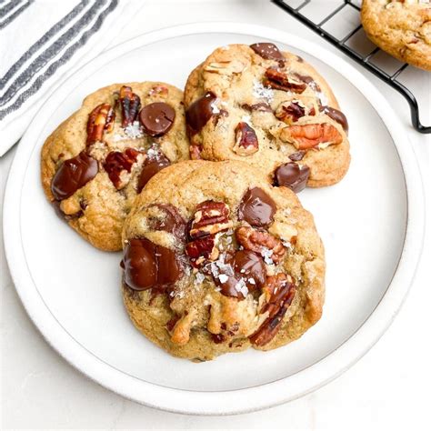 One Dozen Soft And Chewy Chocolate Chip Cookies Midwestern Homelife