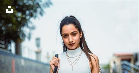 Foto Mujer Con Camiseta Blanca Sin Mangas Y Pantalones Cortos Rojos