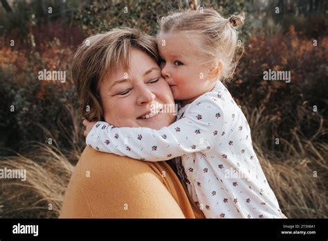 Kuss Oma Fotos Und Bildmaterial In Hoher Auflösung Alamy