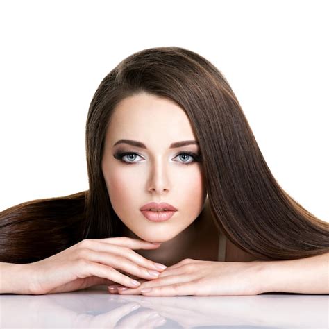 Retrato de mujer joven hermosa con cabello castaño largo y recto