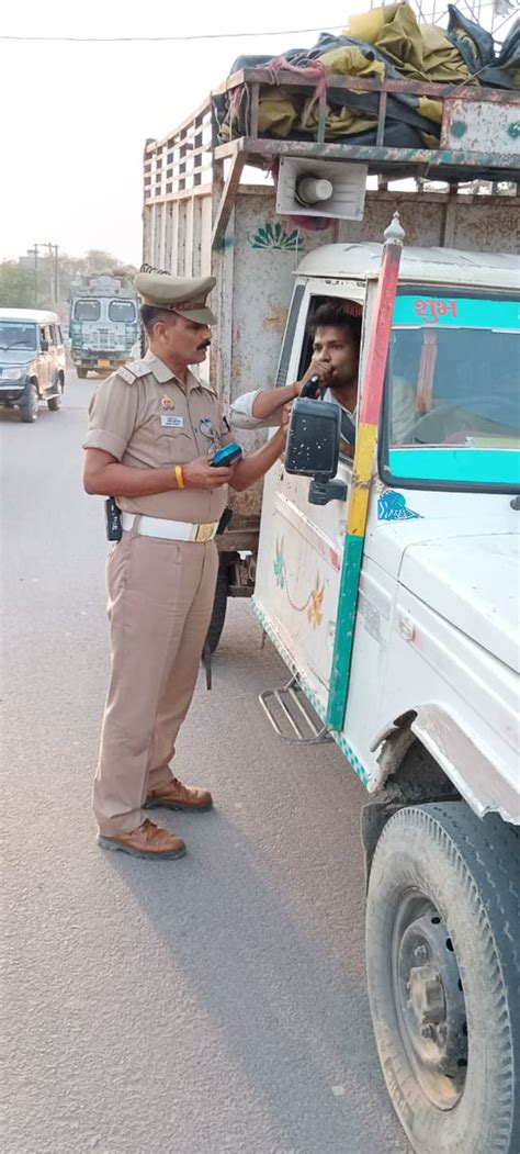 Fatehpur Police On Twitter यातायात पुलिस द्वारा लोधीगंज तिराहे पर आम