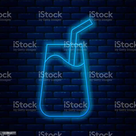 發光霓虹燈線雞尾酒和酒精飲料圖標隔離在磚牆背景向量向量圖形及更多伏特加圖片 伏特加 光 冰 Istock