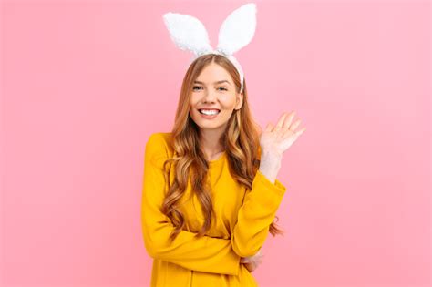 토끼와 계란의 휴일 시즌입니다 부활절 토끼 귀에서 행복한 여자는 분홍색 배경에 고립 4월에 대한 스톡 사진 및 기타 이미지