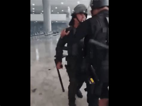 Coronel Do Exército Tenta Impedir Polícia De Prender Manifestantes
