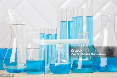 테스트 튜브에 파란색 액체가있는 실험실 유리 제품 과학 실험실 플라스크 드롭퍼 페트리 접시 비커 및 실린더 실험실 장비 0명에