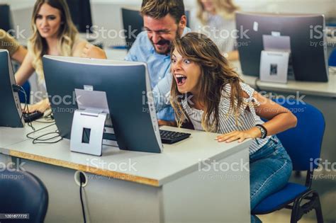 교실에 앉아 있는 대학생이 수업 중에 컴퓨터를 사용한다 20 29세에 대한 스톡 사진 및 기타 이미지 20 29세 고등학교 공부 Istock