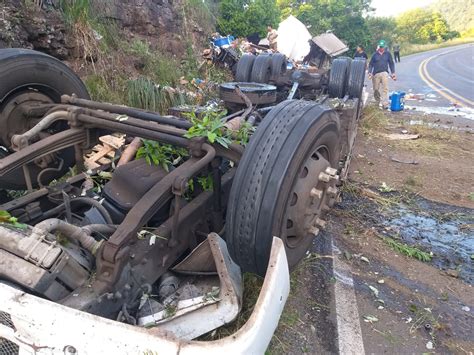 Imagens Caminhoneiro Morre Após Colidir Contra Rochas Na Serra Da