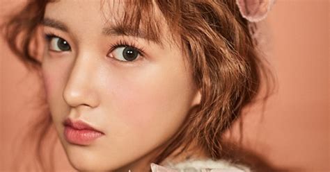 우주소녀 성소 완벽한 아몬드 눈과 도톰한 입술청초