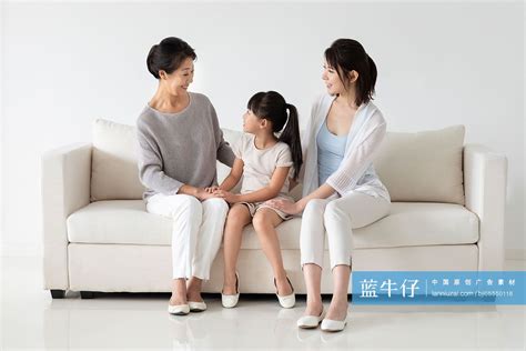 开心的一家人坐在沙发上 蓝牛仔影像 中国原创广告影像素材