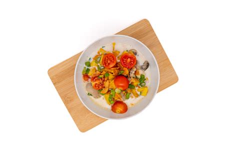 인도네시아 베타위자카르타의 전통 음식인 솝 카키 캄빙 또는 양고기 수프의 최고 전망 양고기 또는 양고기 향신료 코코넛 밀크 및