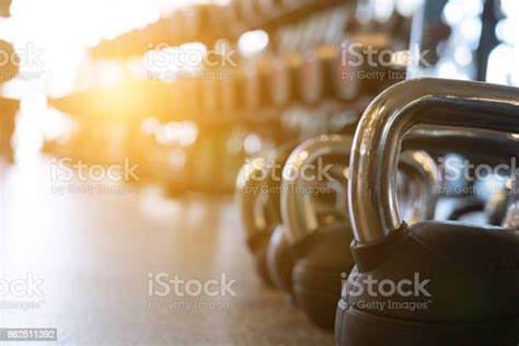 체육관에서 금속 무게입니다 Kettlebell 헬스 클럽에 피트 니스 교육 건강 한 라이프 스타일 개념 0명에 대한 스톡 사진