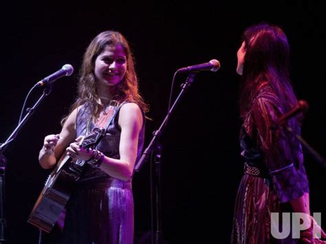 Photo The Actorsinger Identical Twin Hennessy Sisters Jacq And Jill