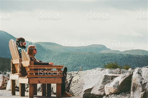 사랑 남자에에서 부부와 함께 나무의 자에 앉아 야외 여행 라이프 스타일 개념 가족을 편안 하 게 하는 여자 가족에 대한 스톡