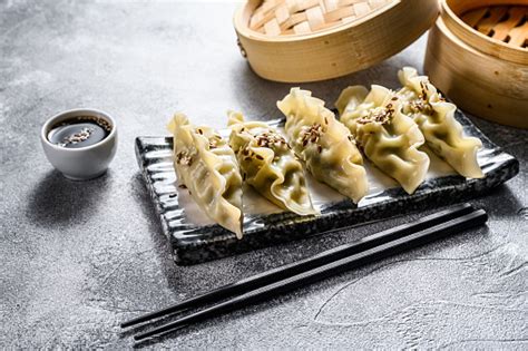 세라믹 접시에 한국만두 검은 젓가락과 대나무 찜기 회색 배경입니다 맨 위 보기 Jiaozi에 대한 스톡 사진 및 기타 이미지