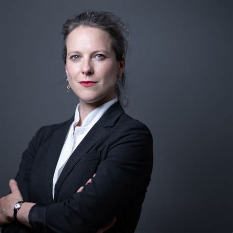 Nouveau Front Populaire comment Lucie Castets profite de la période