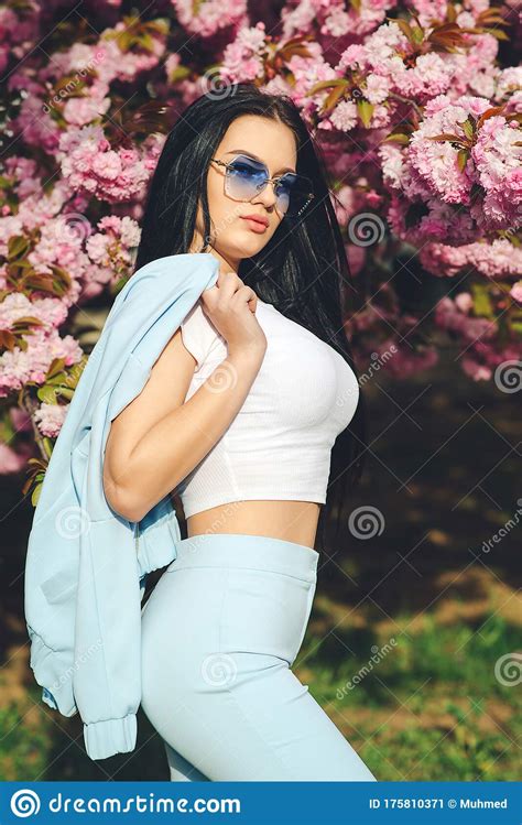 Moda Se Posando Ao Ar Livre Dia Da Primavera Sakura Rosa Primavera Floresce Corpo Sexy De