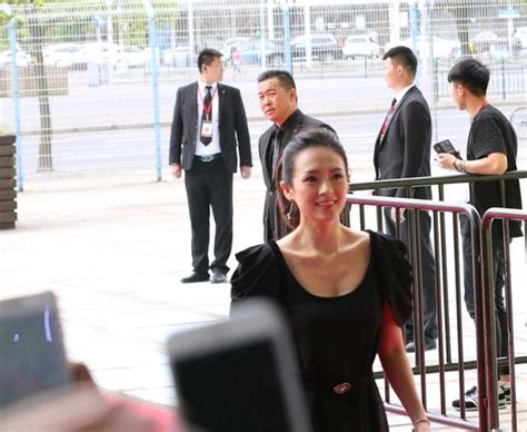 章子怡出席活動，暴瘦二三十斤快脫相，網友：捕捉一隻「排骨精」 每日頭條