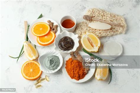 홈메이드 스킨 케어 및 바디 스크럽 및 천연 성분으로 만든 마스크 꿀 레몬 클레이 커피 곡물 알로에 베라 오렌지 흰색 배경에