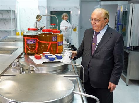 Приготовление ко Дню российского студенчества медовухи по рецепту ректора МГУ Виктора