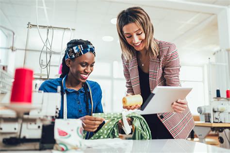 디지털 태블릿을 사용하여 재봉틀과 함께 일하는 패션 디자이너 25 29세에 대한 스톡 사진 및 기타 이미지 25 29세 2명 공장 산업 건물 Istock