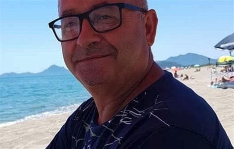 Tragedia In Sardegna Salva Figlia E Due Amiche In Mare Poi Ha Un Malore Morto Per Arresto Cardiaco