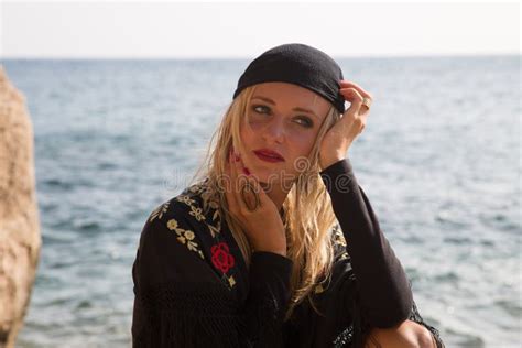 Gitano Joven Que Reflexiona Sobre La Playa Rocosa Foto De Archivo Imagen De Adulto Acantilado