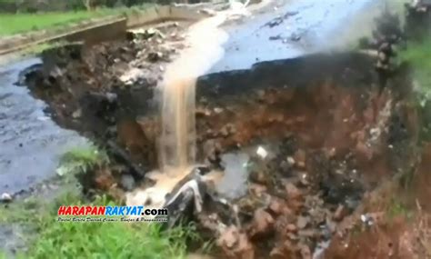 Warga Minta Jalan Amblas Di Kalijati Pangandaran Segera Diperbaiki