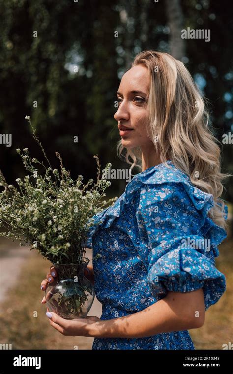Jeune Fille En Robe Bleue Banque De Photographies Et Dimages à Haute