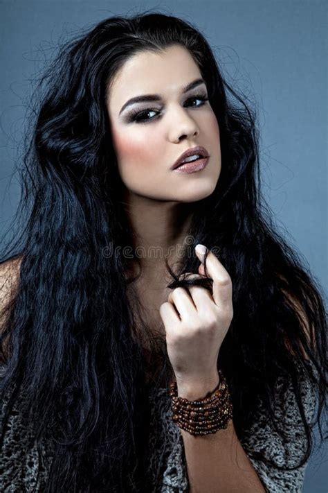 Fille Avec Le Cheveu Magnifique Photo Stock Image Du Assez Fermer 19727442