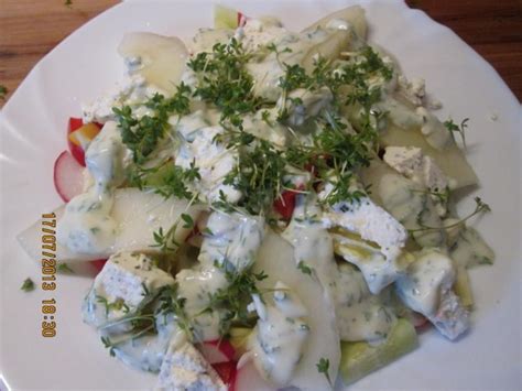 Salat mit Honigmelone und Kräuterweisskäse und Joghurt Kräuterdressing