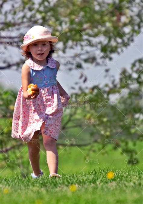 草高清图片 跑步女孩 跑步女孩图片免费下载 5159854354 千图网pro