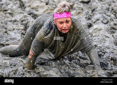 Girl In Mud Fotos Und Bildmaterial In Hoher Auflösung Alamy