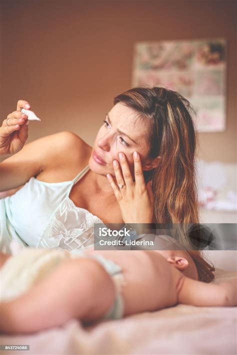 집에서 그녀의 작은 아기 아이와 어머니입니다 걱정된 어머니는 그의 아들의 온도 확인합니다 2명에 대한 스톡 사진 및 기타 이미지